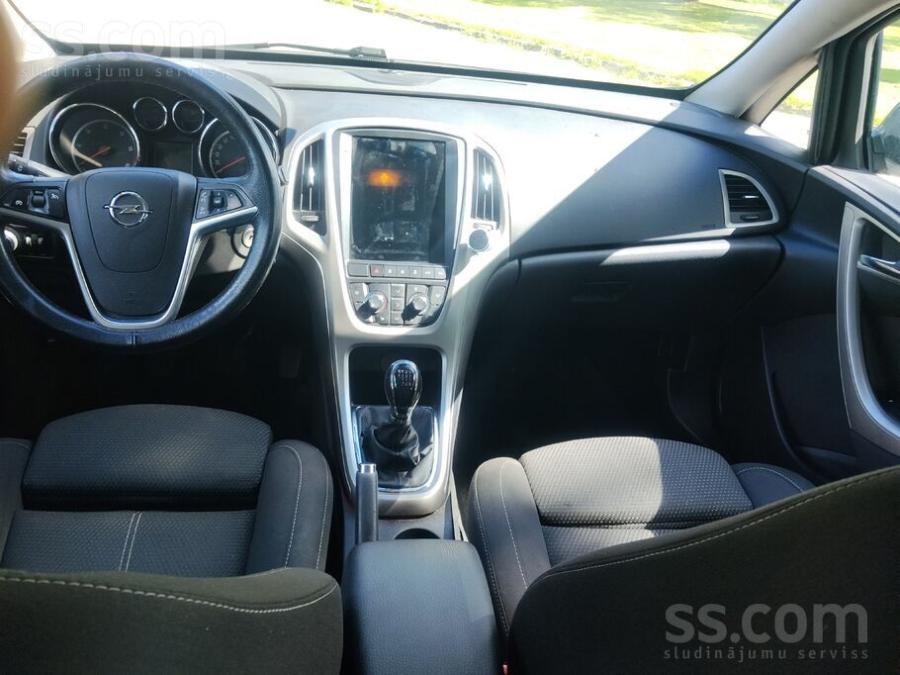 Grey Opel Astra 2010 in Tukums, with an engine capacity of 1.70 L and mileage of 301 thousand km for 1800 €, photo 7 on AUTOMOTO.COM.LV
