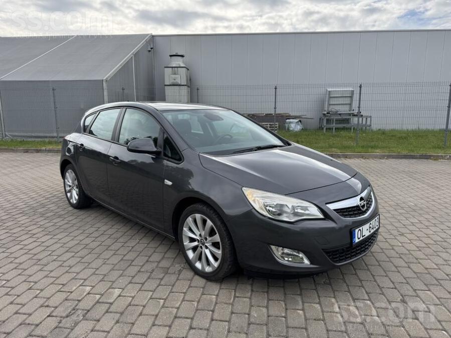 Grey Opel Astra 2010 in Cesis, with an engine capacity of 1.40 L and mileage of 286 thousand km for 4850 €, photo 1 on AUTOMOTO.COM.LV