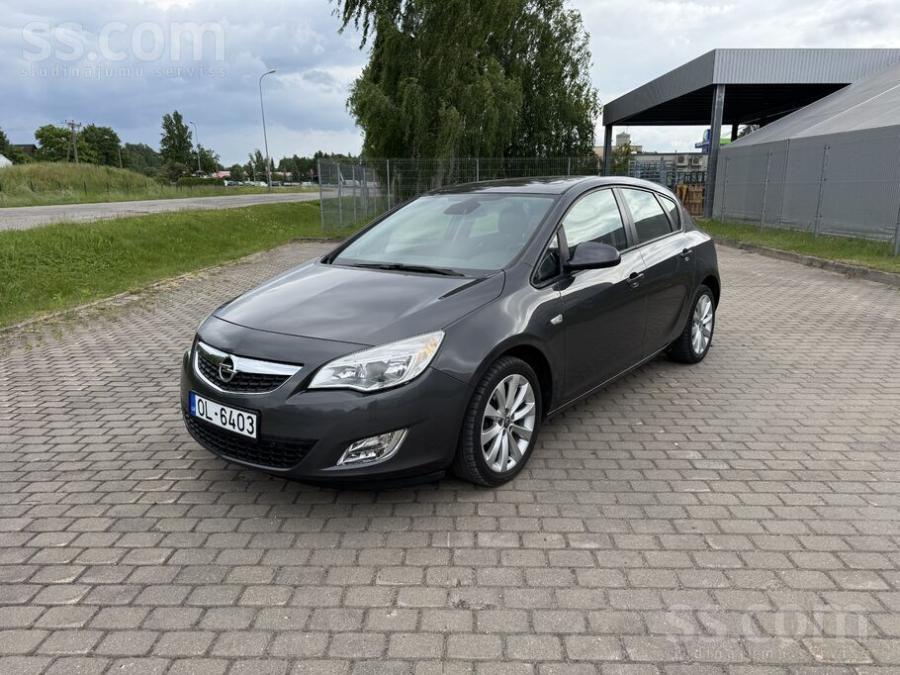 Grey Opel Astra 2010 in Cesis, with an engine capacity of 1.40 L and mileage of 286 thousand km for 4850 €, photo 3 on AUTOMOTO.COM.LV