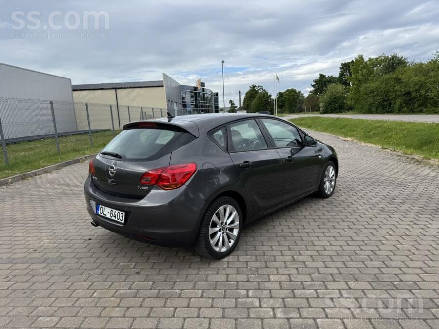 Grey Opel Astra 2010 in Cesis, with an engine capacity of 1.40 L and mileage of 286 thousand km for 4850 €, photo 4 on AUTOMOTO.COM.LV