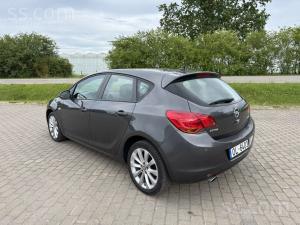 Grey Opel Astra 2010 in Cesis, with an engine capacity of 1.40 L and mileage of 286 thousand km for 4850 €, photo 5 on AUTOMOTO.COM.LV