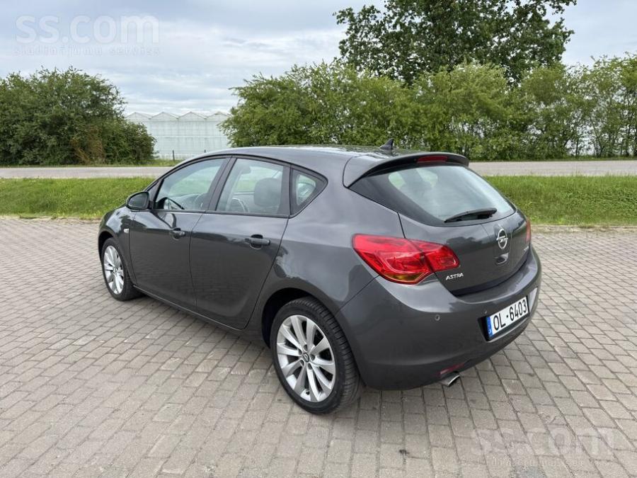 Grey Opel Astra 2010 in Cesis, with an engine capacity of 1.40 L and mileage of 286 thousand km for 4850 €, photo 5 on AUTOMOTO.COM.LV