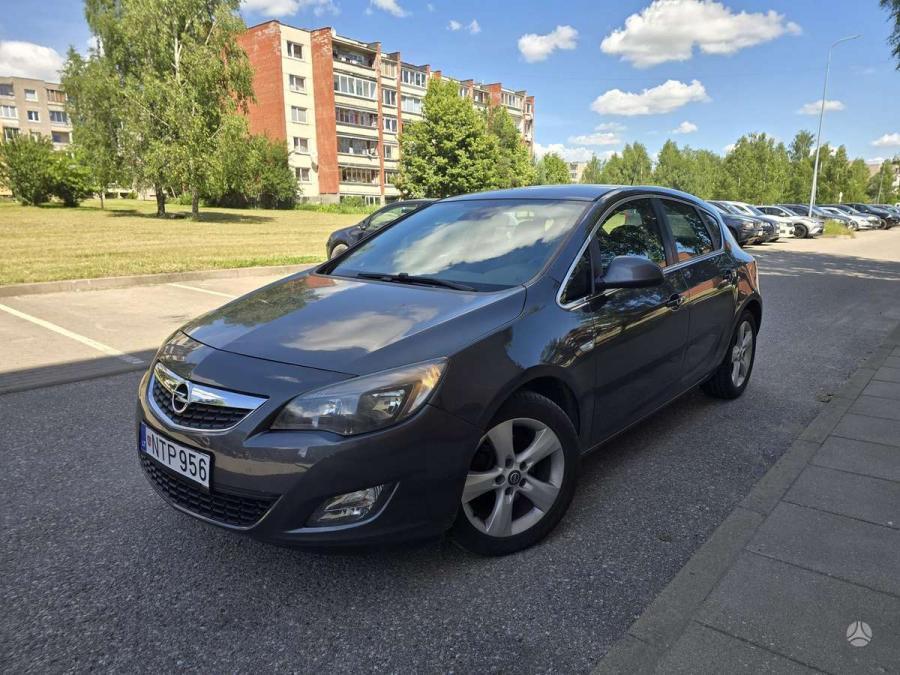 Pelēks Opel Astra 2010 Viļņa, ar dzinēja tilpumu 1.69 L un nobraukumu 196 tūkst. km par 3400 €, foto 1 vietnē AUTOMOTO.COM.LV