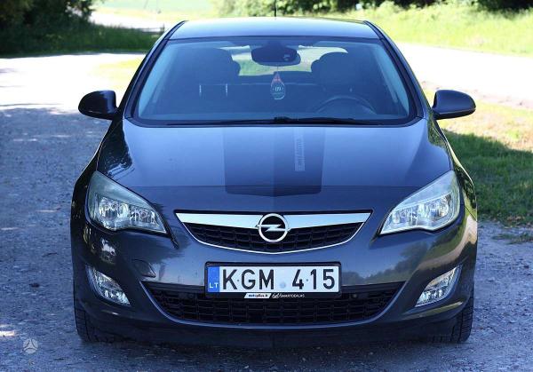 Grey Opel Astra 2010 in Kretinga, with an engine capacity of 1.69 L and mileage of 175 thousand km for 2999 €, photo 3 on AUTOMOTO.COM.LV
