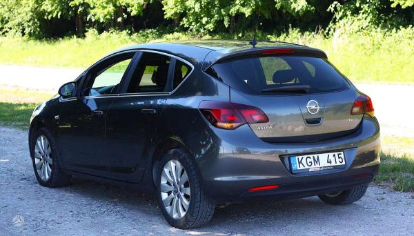 Grey Opel Astra 2010 in Kretinga, with an engine capacity of 1.69 L and mileage of 175 thousand km for 2999 €, photo 8 on AUTOMOTO.COM.LV
