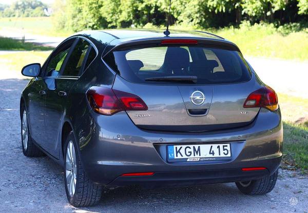 Grey Opel Astra 2010 in Kretinga, with an engine capacity of 1.69 L and mileage of 175 thousand km for 2999 €, photo 9 on AUTOMOTO.COM.LV