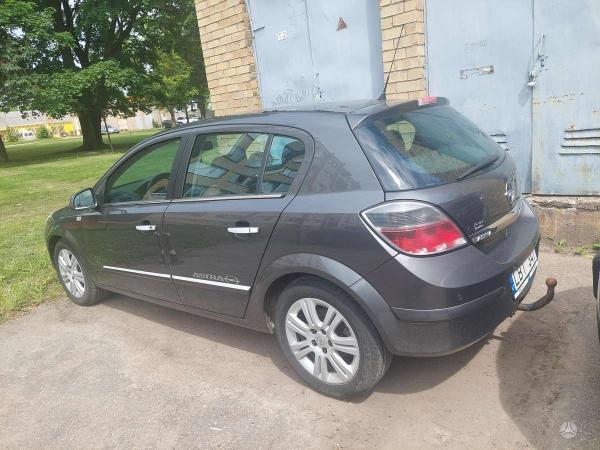Pelēks Opel Astra 2010 Šauļi, ar dzinēja tilpumu 1.25 L un nobraukumu 270 tūkst. km par 1800 €, foto 2 vietnē AUTOMOTO.COM.LV