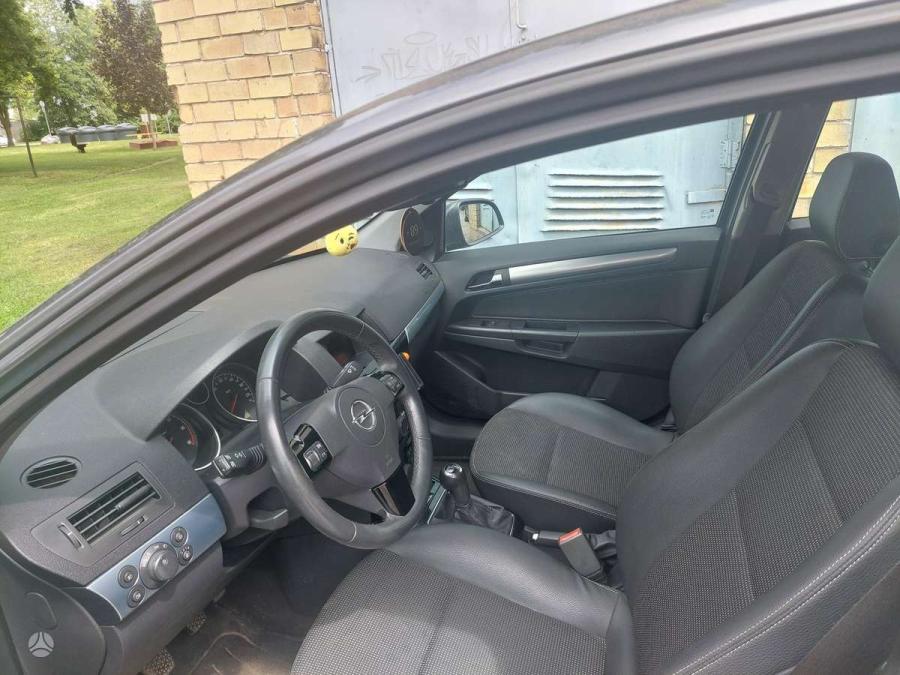 Pelēks Opel Astra 2010 Šauļi, ar dzinēja tilpumu 1.25 L un nobraukumu 270 tūkst. km par 1800 €, foto 8 vietnē AUTOMOTO.COM.LV