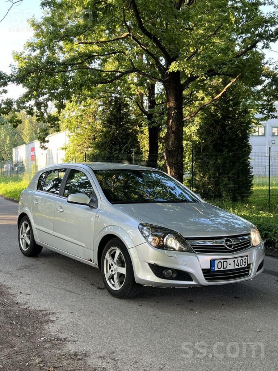Grey Opel Astra 2010 in Riga, with an engine capacity of 1.80 L and mileage of 152 thousand km for 1580 €, photo 1 on AUTOMOTO.COM.LV