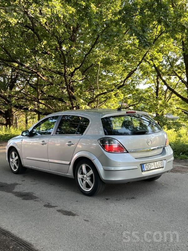 Grey Opel Astra 2010 in Riga, with an engine capacity of 1.80 L and mileage of 152 thousand km for 1580 €, photo 3 on AUTOMOTO.COM.LV