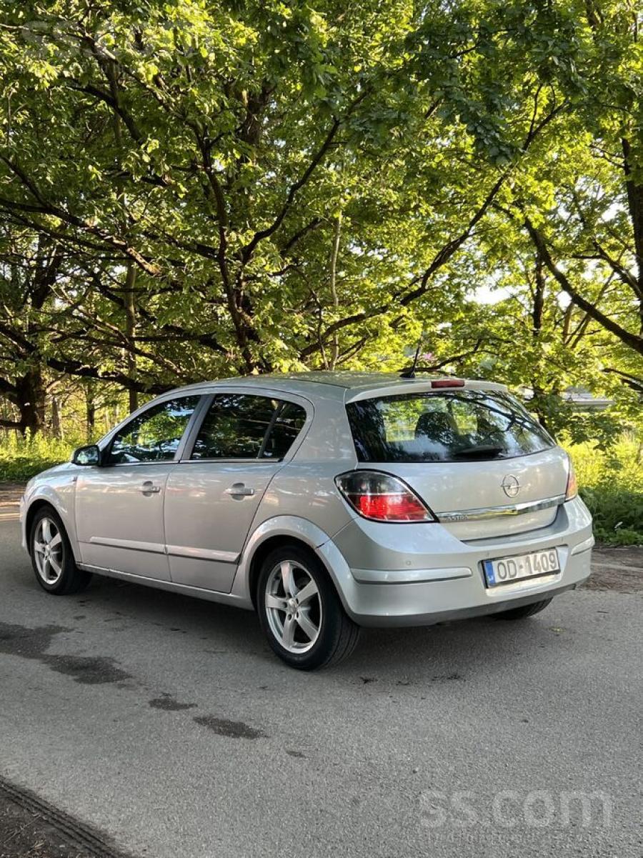 Grey Opel Astra 2010 in Riga, with an engine capacity of 1.80 L and mileage of 152 thousand km for 1580 €, photo 4 on AUTOMOTO.COM.LV