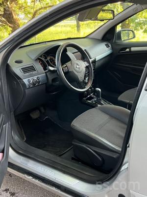 Grey Opel Astra 2010 in Riga, with an engine capacity of 1.80 L and mileage of 152 thousand km for 1580 €, photo 7 on AUTOMOTO.COM.LV