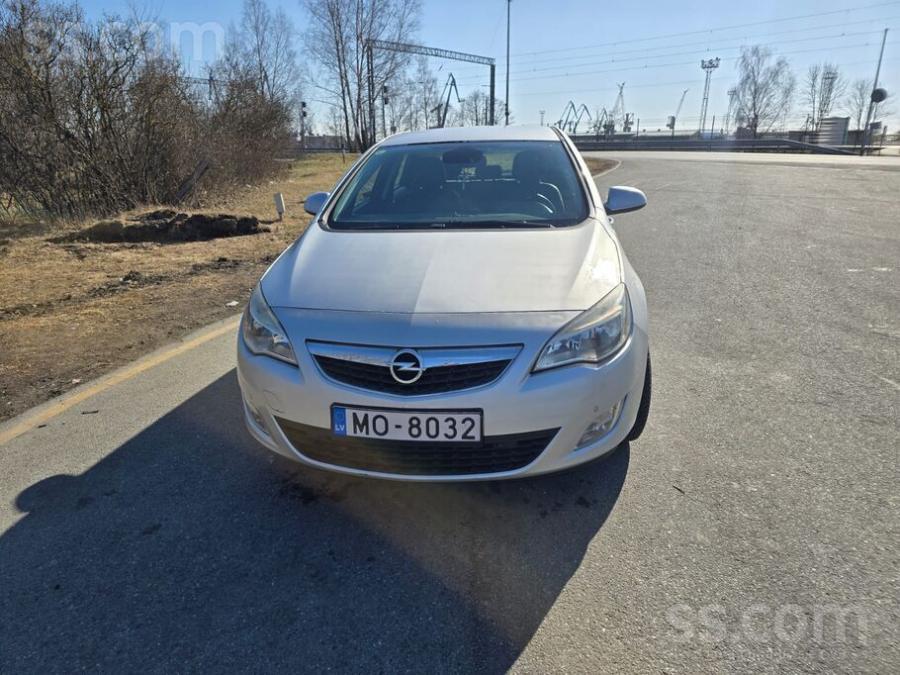 Grey Opel Astra 2010 in Riga, with an engine capacity of 2.00 L and mileage of 250 thousand km for 3900 €, photo 3 on AUTOMOTO.COM.LV