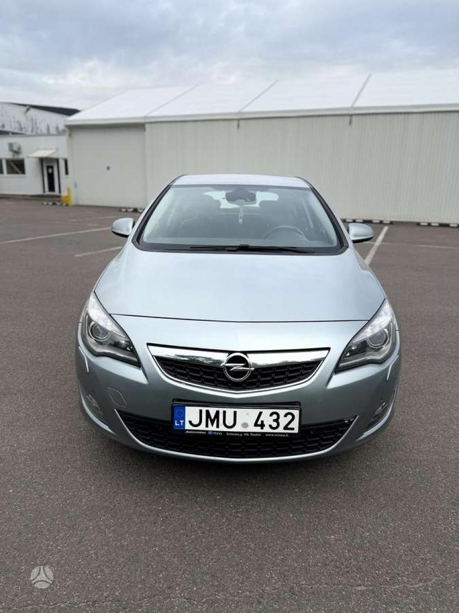 Grey Opel Astra 2010 in Vilnius, with an engine capacity of 1.40 L and mileage of 225 thousand km for 2500 €, photo 3 on AUTOMOTO.COM.LV