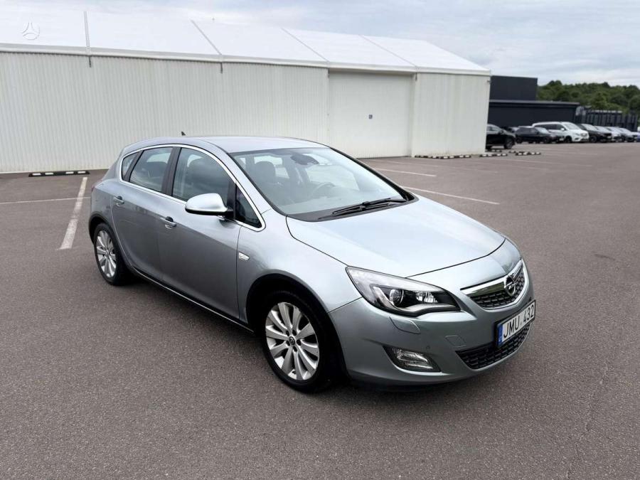 Grey Opel Astra 2010 in Vilnius, with an engine capacity of 1.40 L and mileage of 225 thousand km for 2500 €, photo 4 on AUTOMOTO.COM.LV