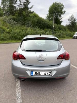 Grey Opel Astra 2010 in Vilnius, with an engine capacity of 1.40 L and mileage of 225 thousand km for 2500 €, photo 5 on AUTOMOTO.COM.LV