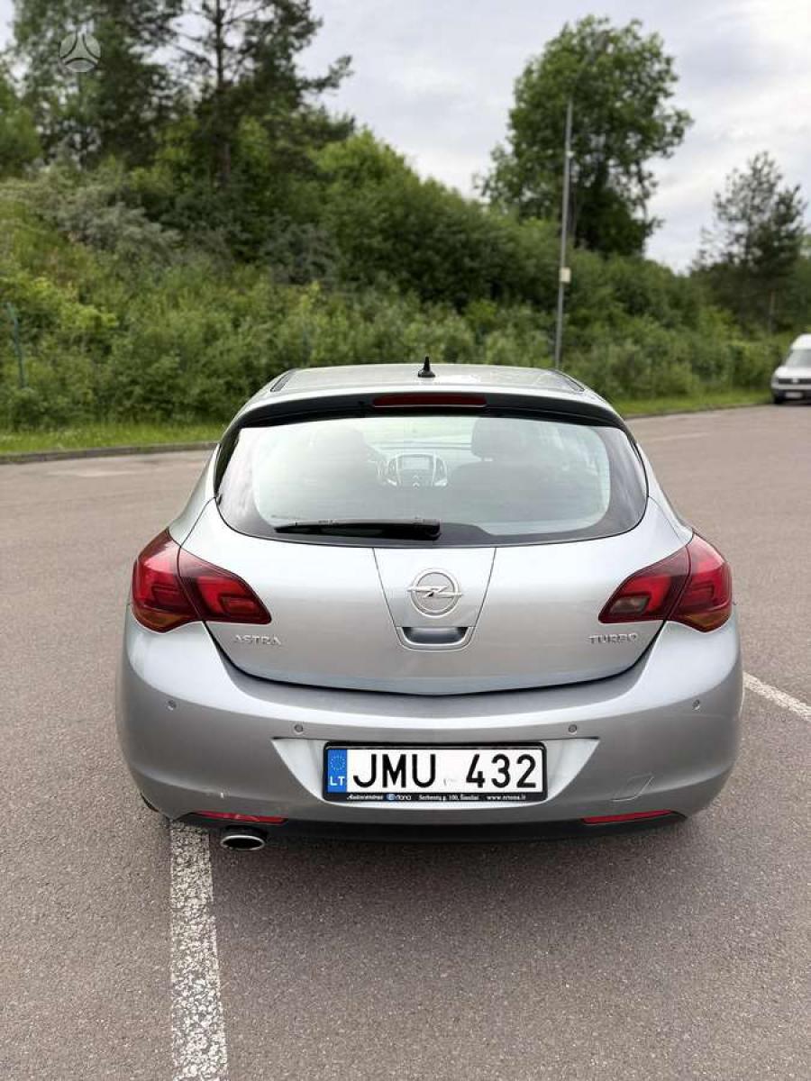 Grey Opel Astra 2010 in Vilnius, with an engine capacity of 1.40 L and mileage of 225 thousand km for 2500 €, photo 5 on AUTOMOTO.COM.LV