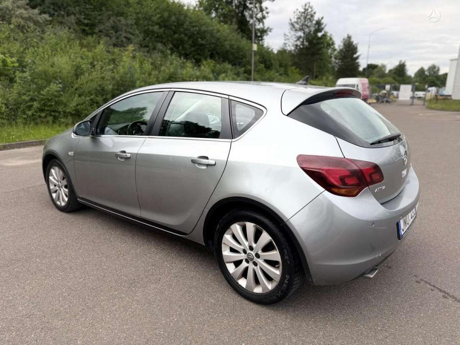 Grey Opel Astra 2010 in Vilnius, with an engine capacity of 1.40 L and mileage of 225 thousand km for 2500 €, photo 7 on AUTOMOTO.COM.LV