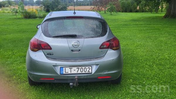 Grey Opel Astra 2010 in Jelgava, with an engine capacity of 1.70 L and mileage of 289 thousand km for 1800 €, photo 3 on AUTOMOTO.COM.LV