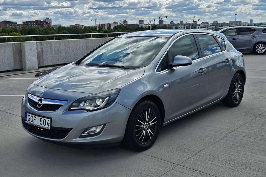 Grey Opel Astra 2010 in Vilnius, with an engine capacity of 1.60 L and mileage of 197 thousand km for 2850 €, photo 1 on AUTOMOTO.COM.LV