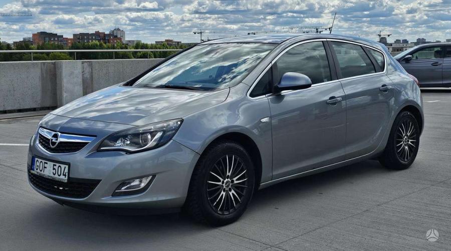 Grey Opel Astra 2010 in Vilnius, with an engine capacity of 1.60 L and mileage of 197 thousand km for 2850 €, photo 5 on AUTOMOTO.COM.LV