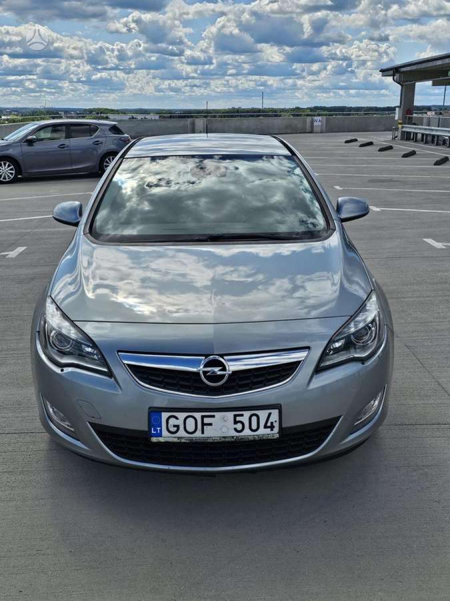 Grey Opel Astra 2010 in Vilnius, with an engine capacity of 1.60 L and mileage of 197 thousand km for 2850 €, photo 8 on AUTOMOTO.COM.LV