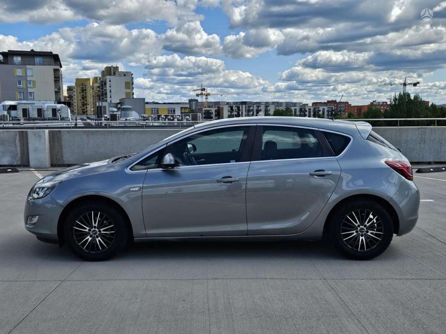 Grey Opel Astra 2010 in Vilnius, with an engine capacity of 1.60 L and mileage of 197 thousand km for 2850 €, photo 14 on AUTOMOTO.COM.LV