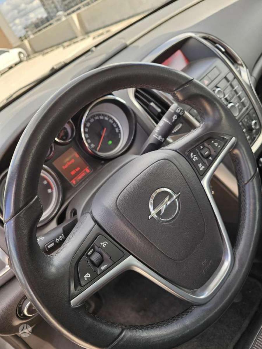 Grey Opel Astra 2010 in Vilnius, with an engine capacity of 1.60 L and mileage of 197 thousand km for 2850 €, photo 18 on AUTOMOTO.COM.LV