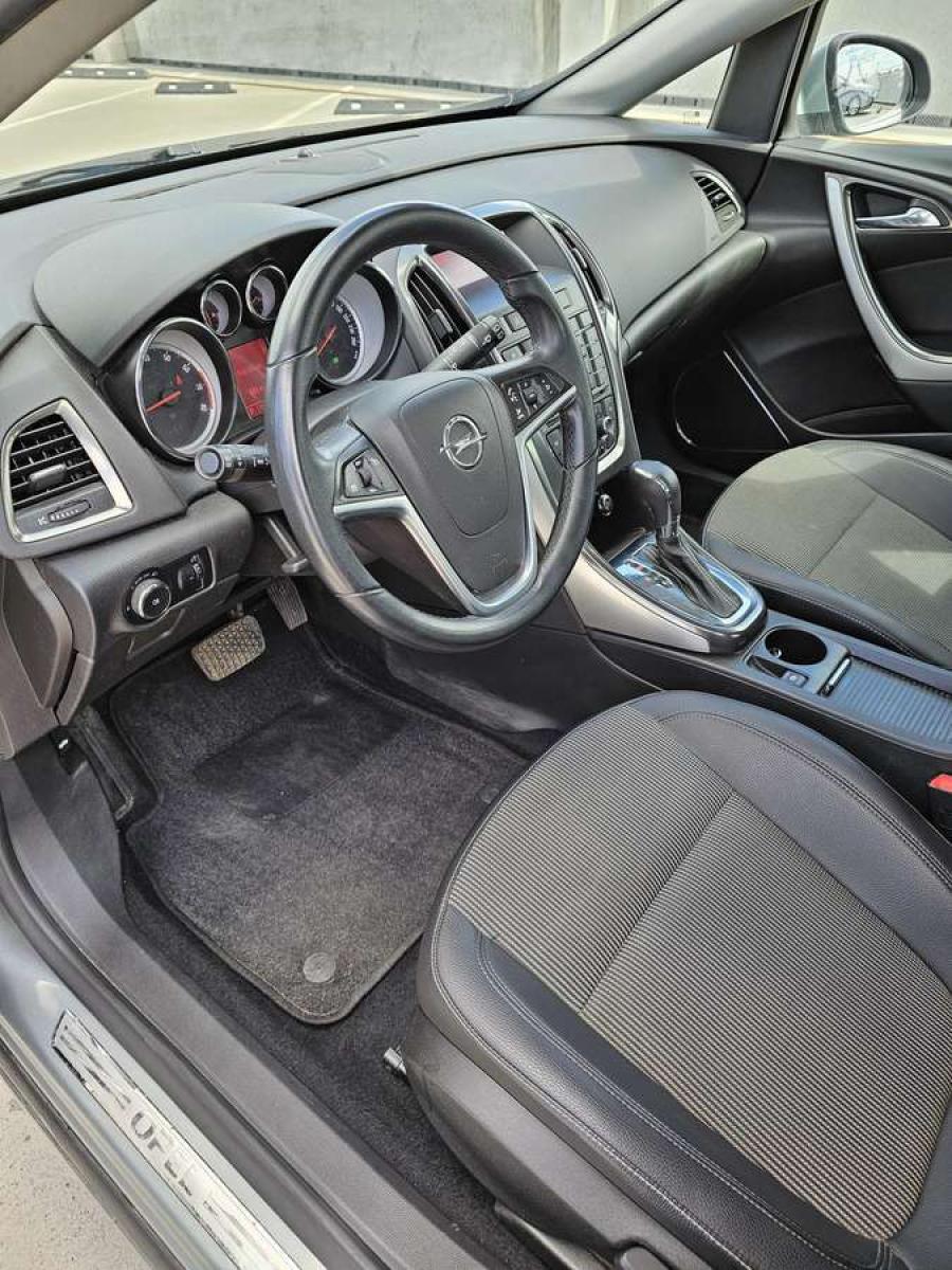 Grey Opel Astra 2010 in Vilnius, with an engine capacity of 1.60 L and mileage of 197 thousand km for 2850 €, photo 26 on AUTOMOTO.COM.LV