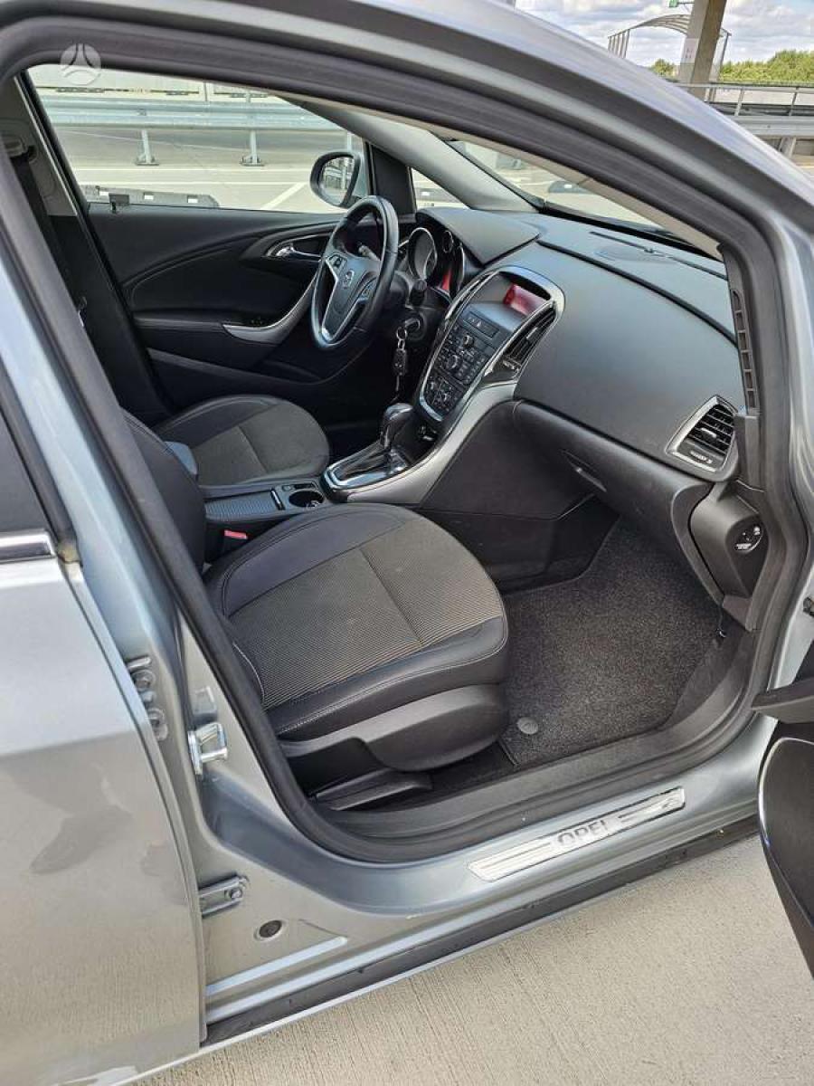 Grey Opel Astra 2010 in Vilnius, with an engine capacity of 1.60 L and mileage of 197 thousand km for 2850 €, photo 30 on AUTOMOTO.COM.LV