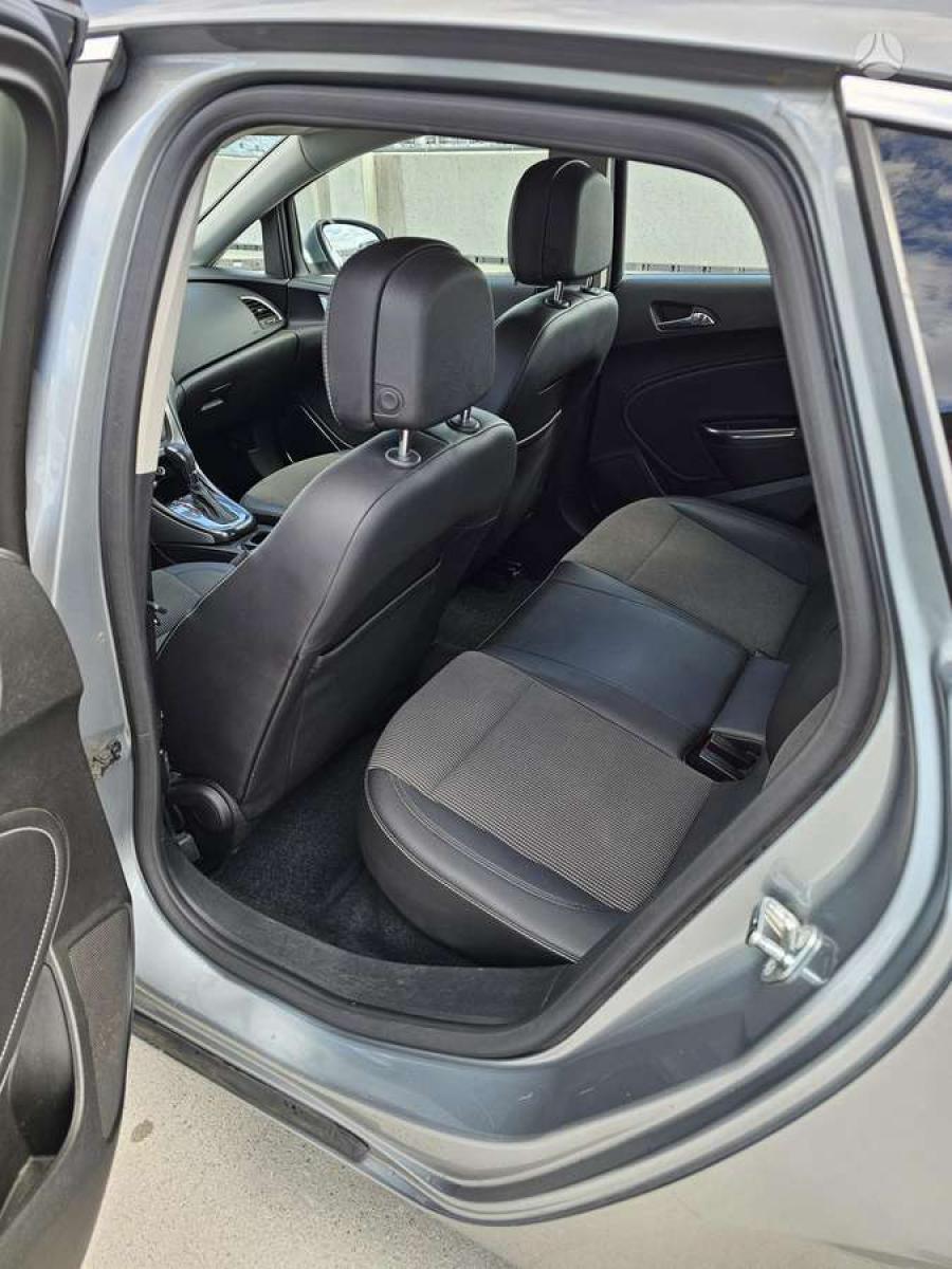 Grey Opel Astra 2010 in Vilnius, with an engine capacity of 1.60 L and mileage of 197 thousand km for 2850 €, photo 33 on AUTOMOTO.COM.LV