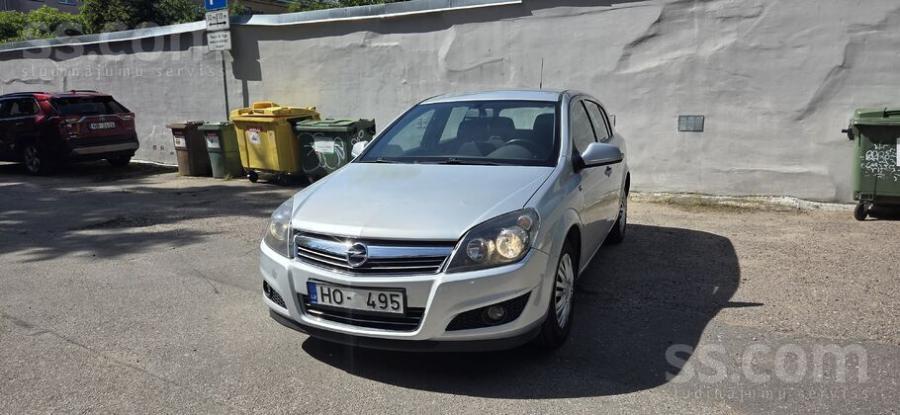 Grey Opel Astra 2010 in Riga, with an engine capacity of 1.40 L and mileage of 273 thousand km for 1100 €, photo 1 on AUTOMOTO.COM.LV