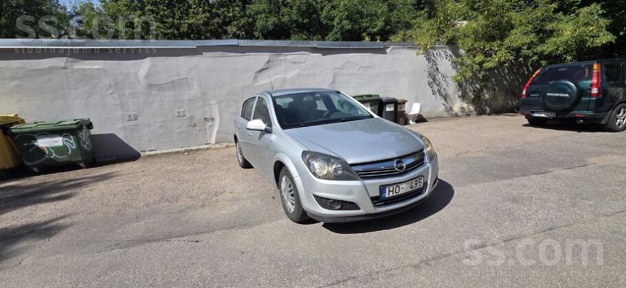 Grey Opel Astra 2010 in Riga, with an engine capacity of 1.40 L and mileage of 273 thousand km for 1100 €, photo 3 on AUTOMOTO.COM.LV
