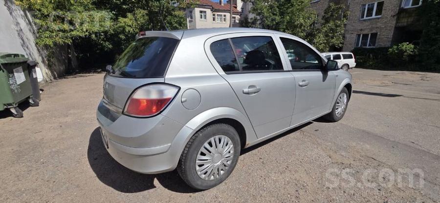 Grey Opel Astra 2010 in Riga, with an engine capacity of 1.40 L and mileage of 273 thousand km for 1100 €, photo 4 on AUTOMOTO.COM.LV