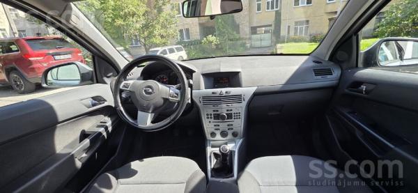 Grey Opel Astra 2010 in Riga, with an engine capacity of 1.40 L and mileage of 273 thousand km for 1100 €, photo 7 on AUTOMOTO.COM.LV