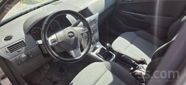 Grey Opel Astra 2010 in Riga, with an engine capacity of 1.40 L and mileage of 273 thousand km for 1100 €, photo 8 on AUTOMOTO.COM.LV