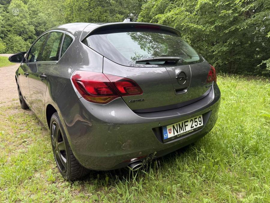 Grey Opel Astra 2010 in Vilkaviskis, with an engine capacity of 1.36 L and mileage of 191 thousand km for 2900 €, photo 1 on AUTOMOTO.COM.LV