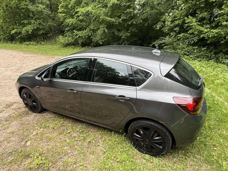Grey Opel Astra 2010 in Vilkaviskis, with an engine capacity of 1.36 L and mileage of 191 thousand km for 2900 €, photo 3 on AUTOMOTO.COM.LV