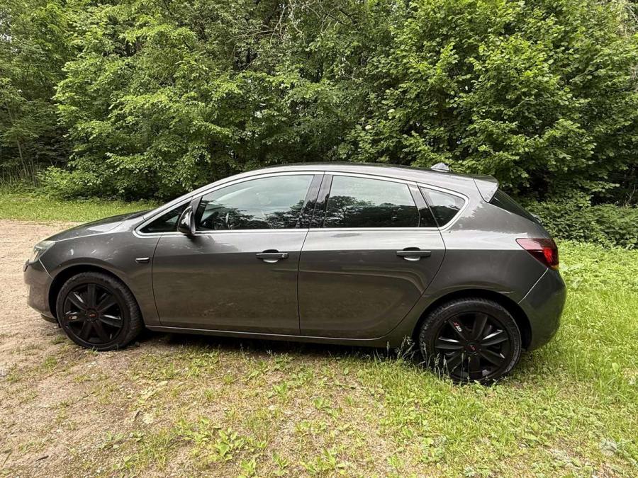 Grey Opel Astra 2010 in Vilkaviskis, with an engine capacity of 1.36 L and mileage of 191 thousand km for 2900 €, photo 4 on AUTOMOTO.COM.LV