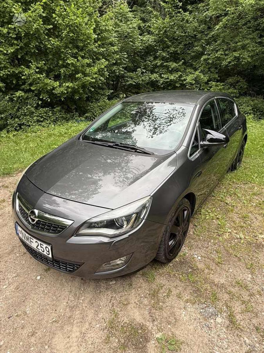 Grey Opel Astra 2010 in Vilkaviskis, with an engine capacity of 1.36 L and mileage of 191 thousand km for 2900 €, photo 5 on AUTOMOTO.COM.LV