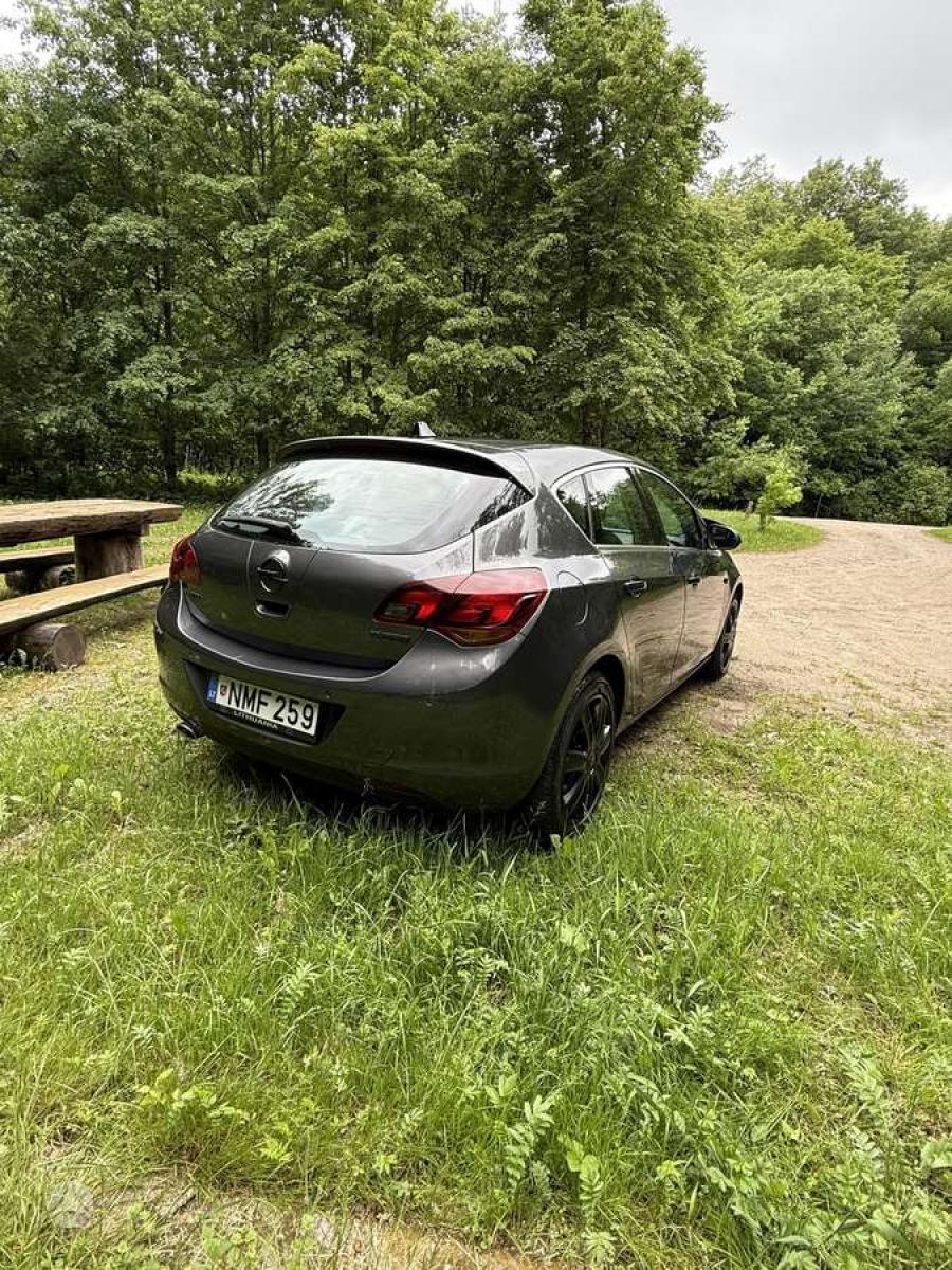 Grey Opel Astra 2010 in Vilkaviskis, with an engine capacity of 1.36 L and mileage of 191 thousand km for 2900 €, photo 9 on AUTOMOTO.COM.LV