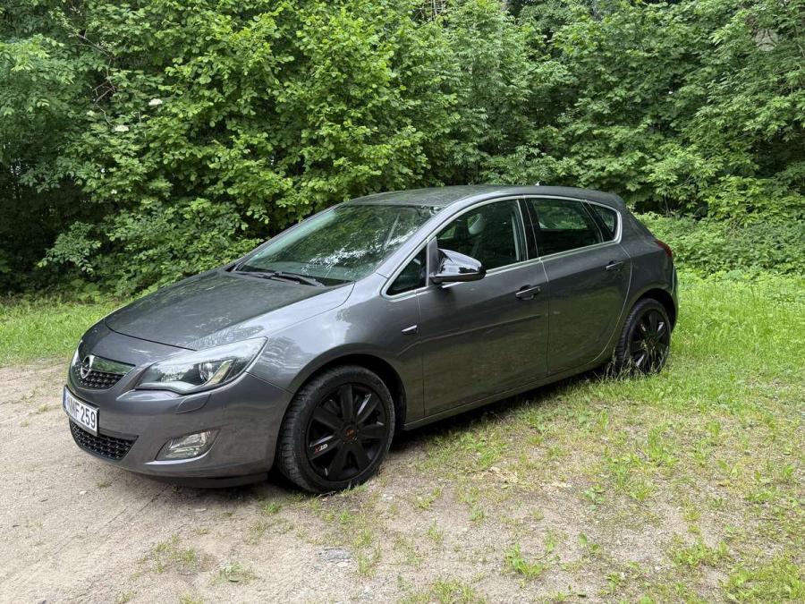 Grey Opel Astra 2010 in Vilkaviskis, with an engine capacity of 1.36 L and mileage of 191 thousand km for 2900 €, photo 13 on AUTOMOTO.COM.LV