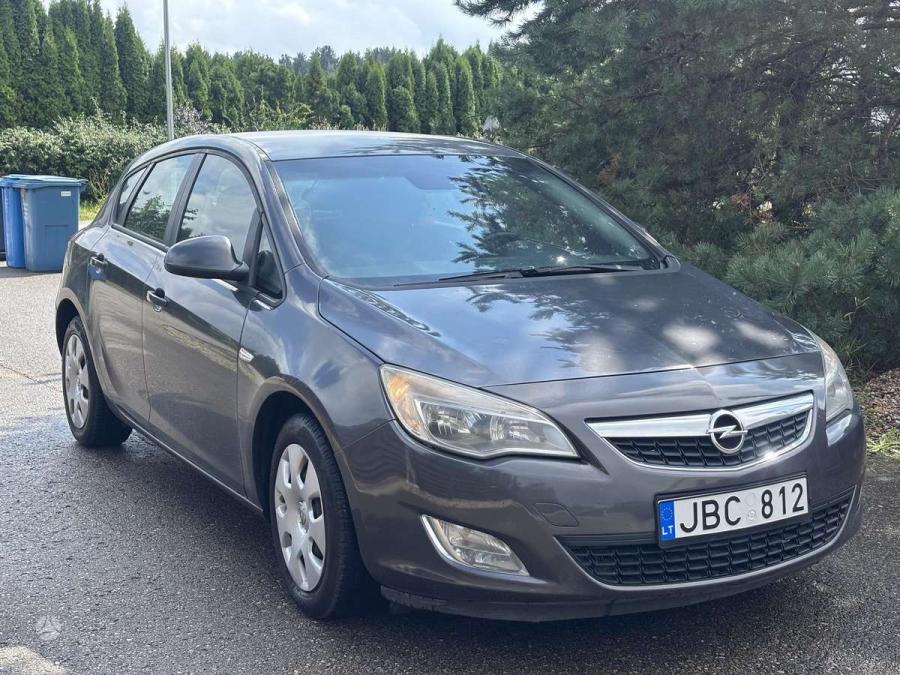 Grey Opel Astra 2010 in Vilnius, with an engine capacity of 1.25 L and mileage of 280 thousand km for 2600 €, photo 1 on AUTOMOTO.COM.LV
