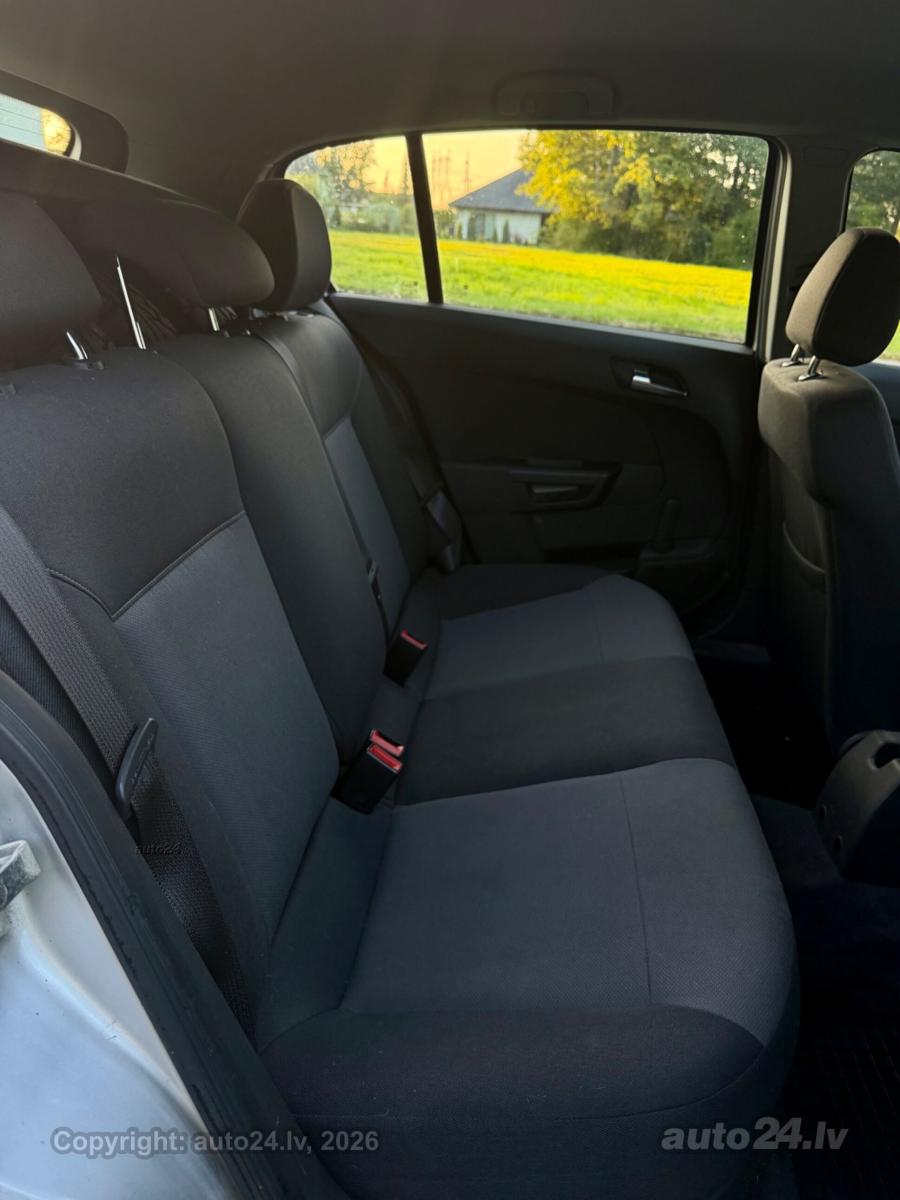 Pelēks Opel Astra 2010 Tartu, ar dzinēja tilpumu 1.40 L un nobraukumu 65 tūkst. km par 2990 €, foto 10 vietnē AUTOMOTO.COM.LV