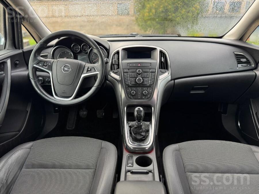 Grey Opel Astra 2010 in Jelgava, with an engine capacity of 1.70 L and mileage of 290 thousand km for 2700 €, photo 12 on AUTOMOTO.COM.LV