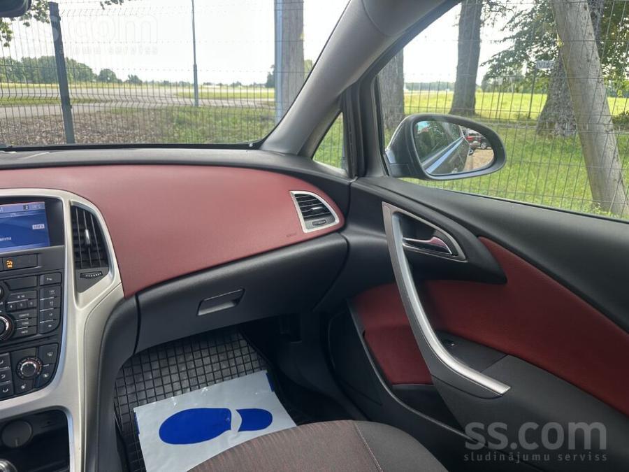 Grey Opel Astra 2010 in Cesis, with an engine capacity of 1.40 L and mileage of 0 thousand km for 4000 €, photo 4 on AUTOMOTO.COM.LV