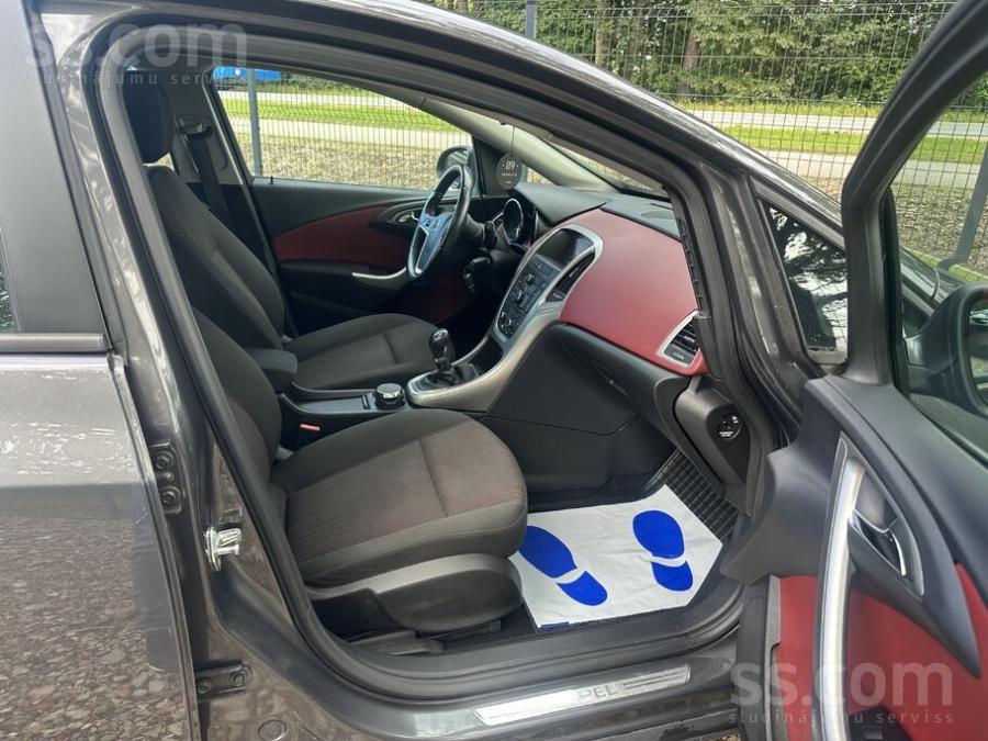 Grey Opel Astra 2010 in Cesis, with an engine capacity of 1.40 L and mileage of 0 thousand km for 4000 €, photo 15 on AUTOMOTO.COM.LV