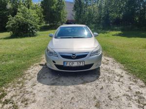 Grey Opel Astra 2010 in Vilnius, with an engine capacity of 1.36 L and mileage of 284 thousand km for 1400 €, photo 3 on AUTOMOTO.COM.LV