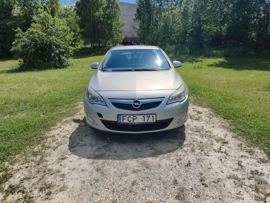 Grey Opel Astra 2010 in Vilnius, with an engine capacity of 1.36 L and mileage of 284 thousand km for 1400 €, photo 3 on AUTOMOTO.COM.LV