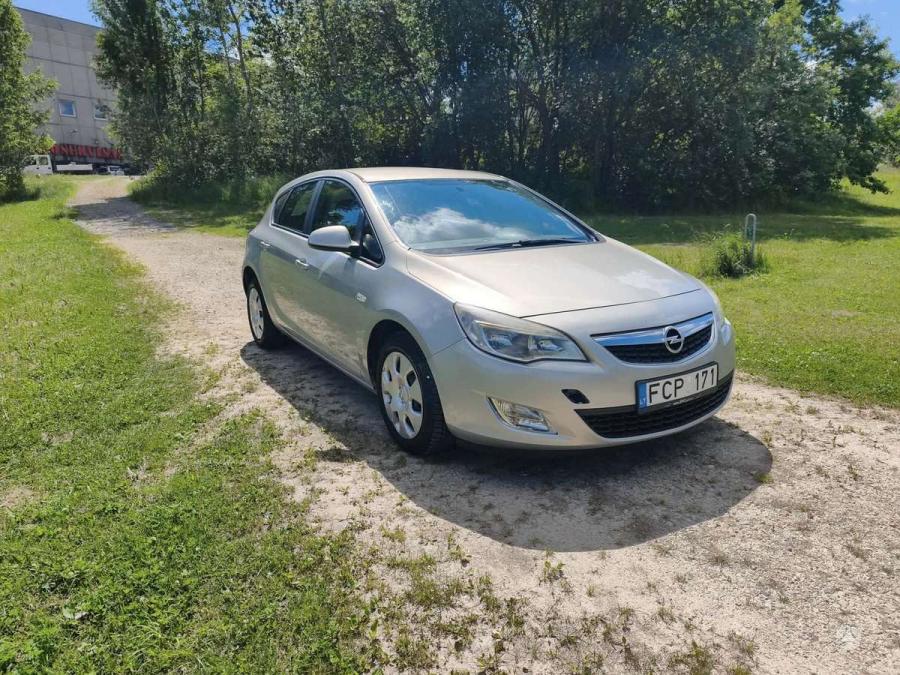 Grey Opel Astra 2010 in Vilnius, with an engine capacity of 1.36 L and mileage of 284 thousand km for 1400 €, photo 4 on AUTOMOTO.COM.LV